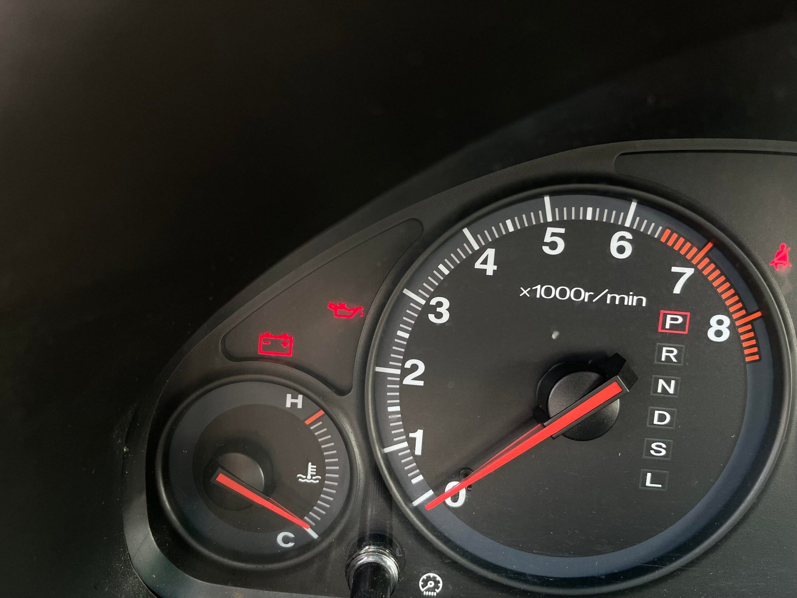 Oil Light Comes on When Idling: Quick Fixes & Tips